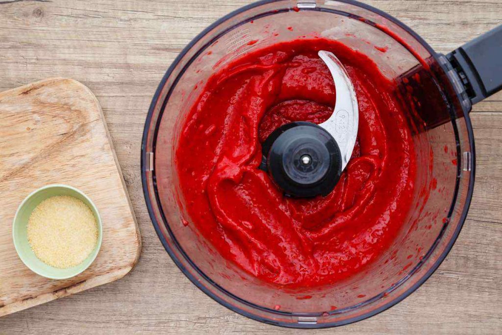 How to Make the Best Homemade Raspberry Gummy Fruit Snacks - Healthy ...